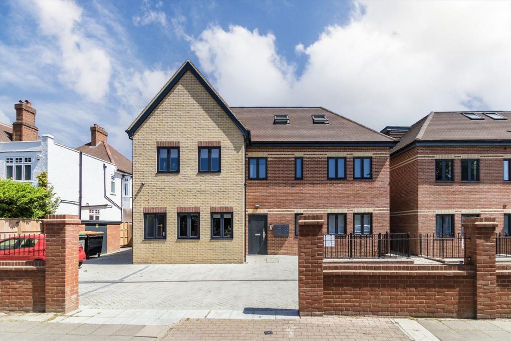 Gunnersbury Avenue, London W5 3 bed flat - £3,250 pcm (£750 pw)