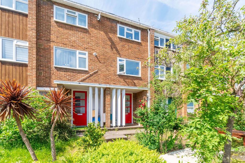 Somerset Gardens, Norbury, London, SW16 2 bed maisonette to rent - £ ...