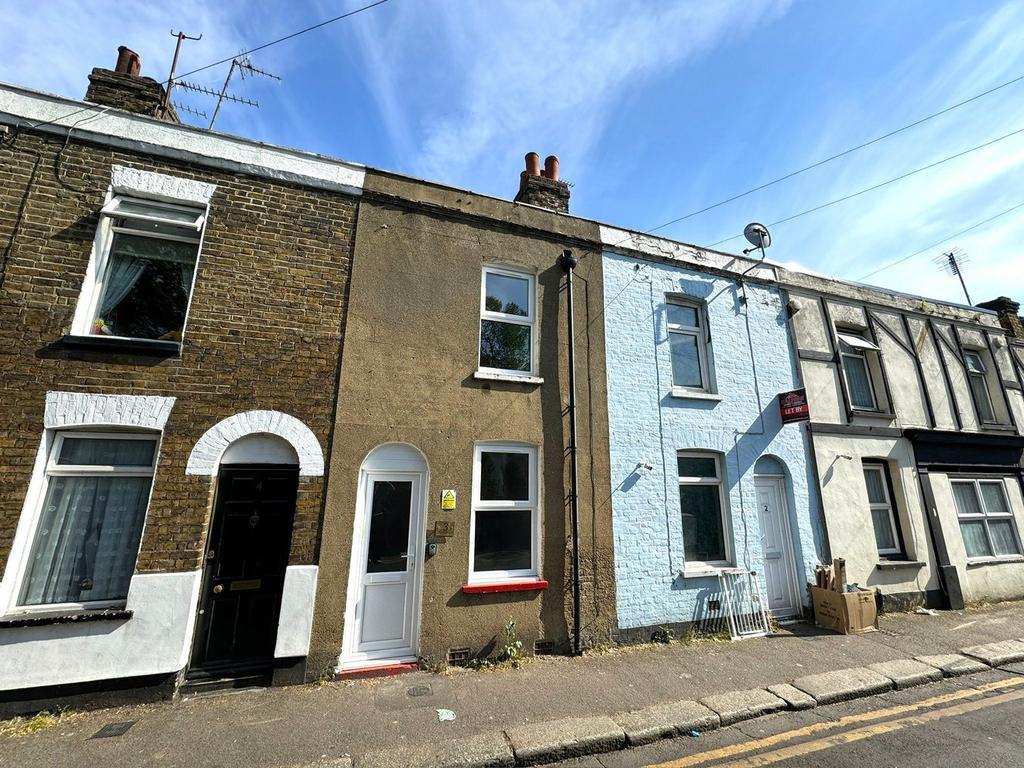 Beach Street, Sheerness, ME12 2 bed terraced house to rent - £1,200 pcm ...