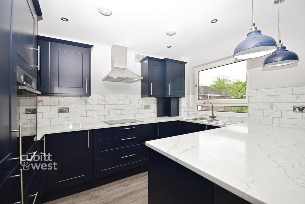 Harrison Close Reigate RH2 2 bed maisonette to rent - £1,600 pcm (£369 pw)