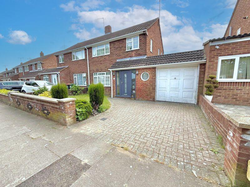 Katherine Drive, Dunstable 3 bed semi-detached house for sale - £435,000