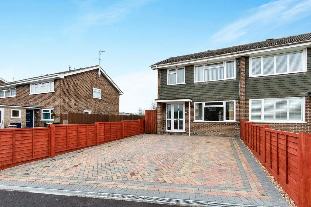 Handel Close, Hampshire RG22 3 bed semi-detached house - £1,450 pcm (£ ...