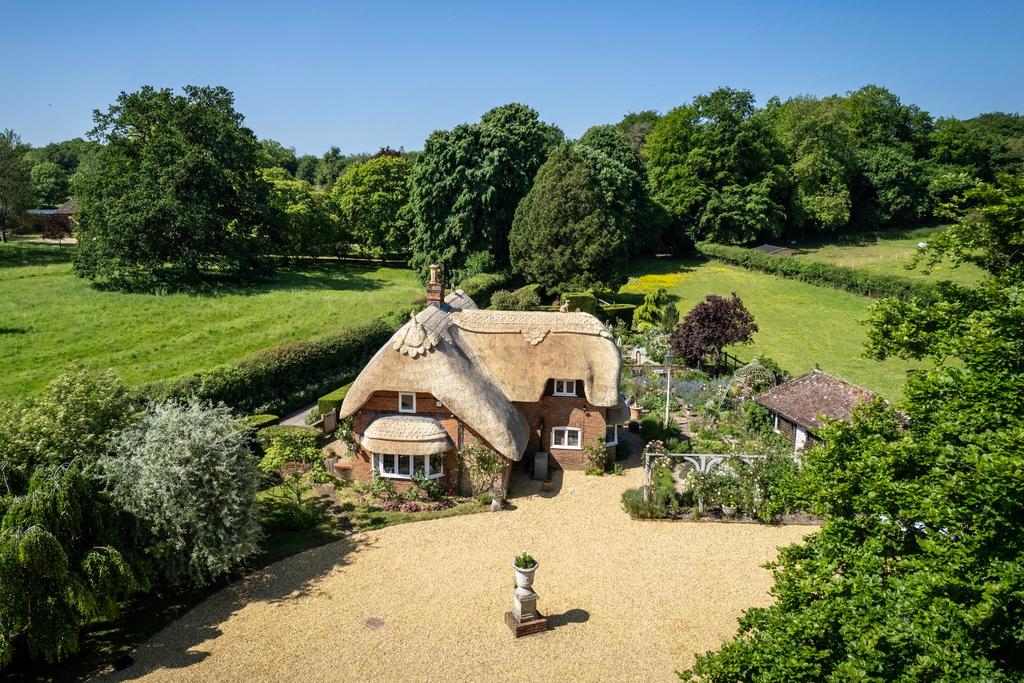 Tunworth, Basingstoke, Hampshire, RG25 2 bed detached house - £1,895,000