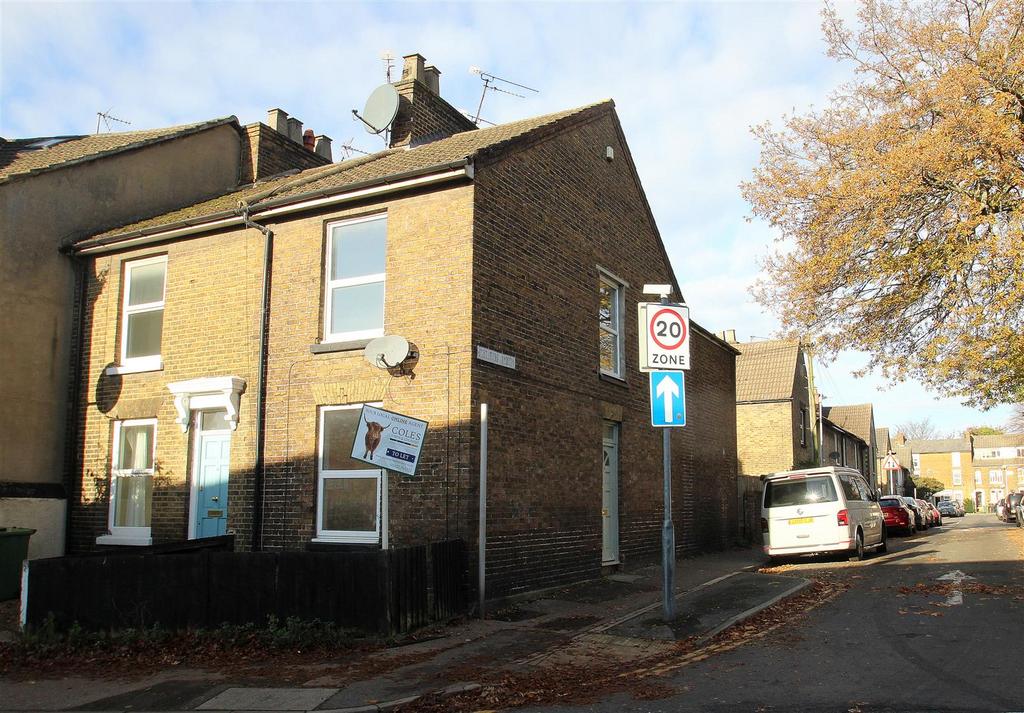 Alexandra Street, Kent ME14 2 bed end of terrace house - £1,265 pcm (£ ...