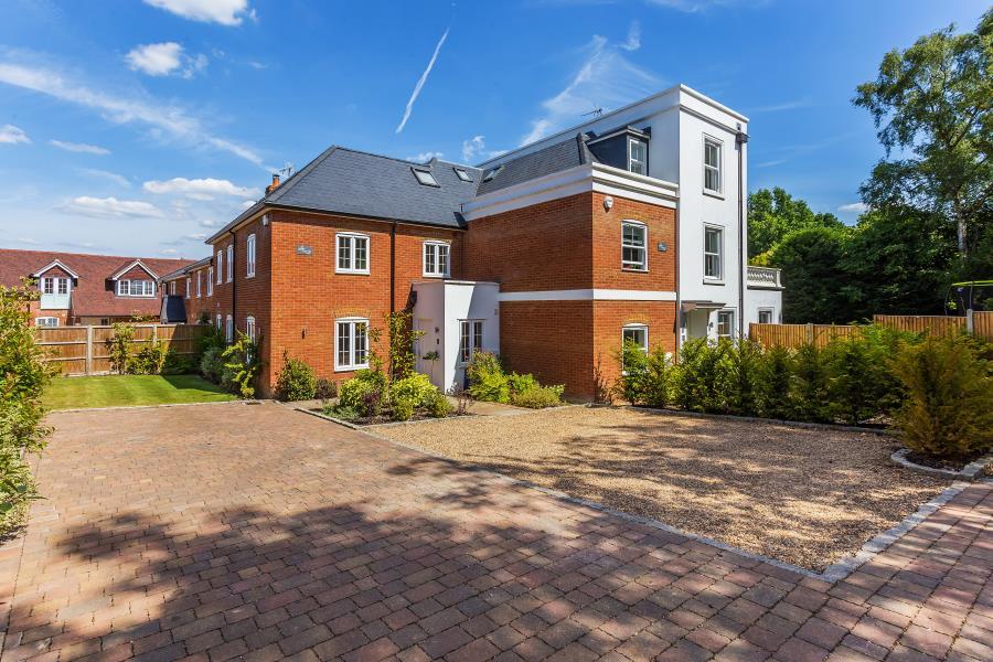 Woking Road, Guildford GU4 4 bed semi-detached house to rent - £5,950 ...