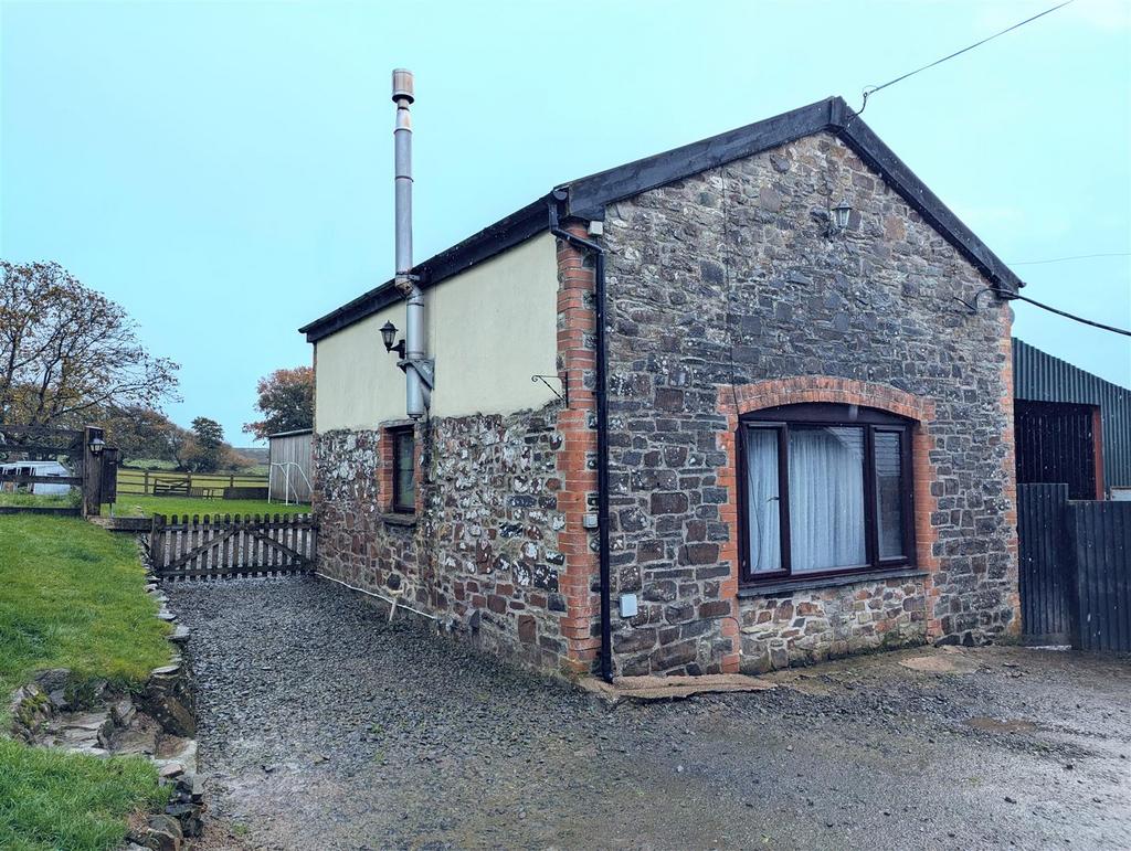 Roborough, Winkleigh 2 bed semi-detached house - £775 pcm (£179 pw)
