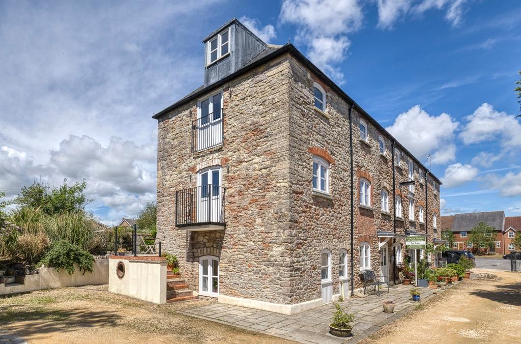 Short walk to Wells 3 bed end of terrace house - £445,000