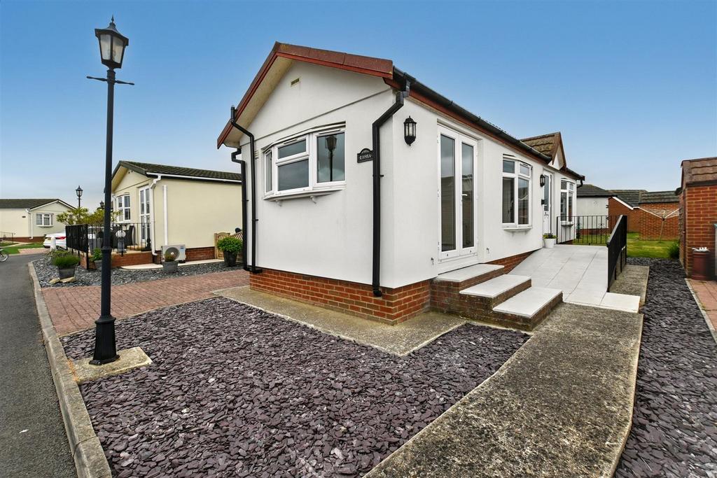 Creek Road, Canvey Island SS8 2 bed park home for sale - £130,000