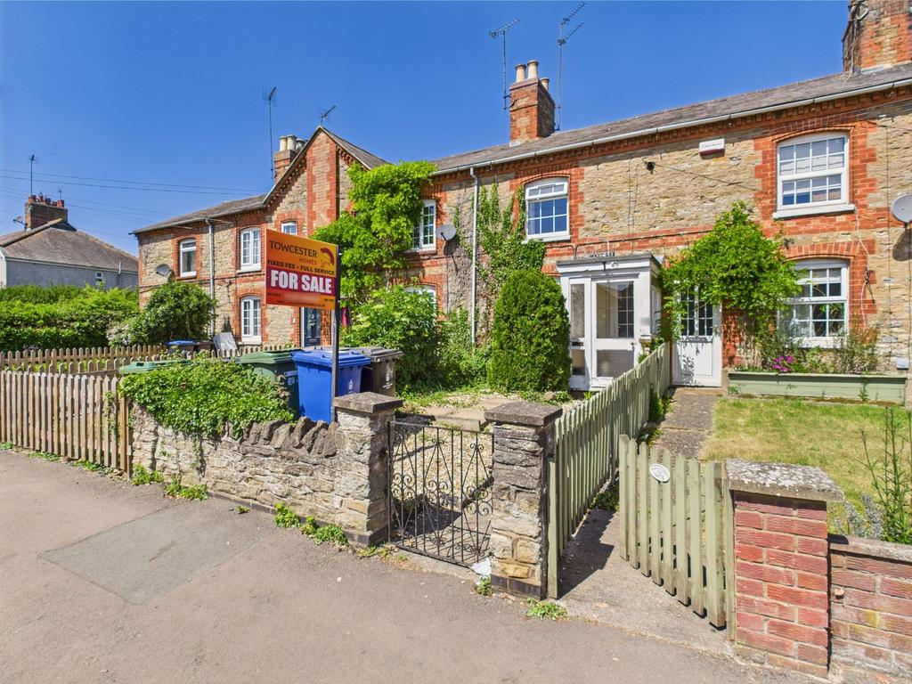 Brackley Road, Towcester, NN12 3 bed terraced house for sale - £245,000
