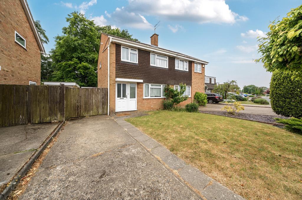 Cookfield Close, Bedfordshire LU6 3 bed semi-detached house - £350,000