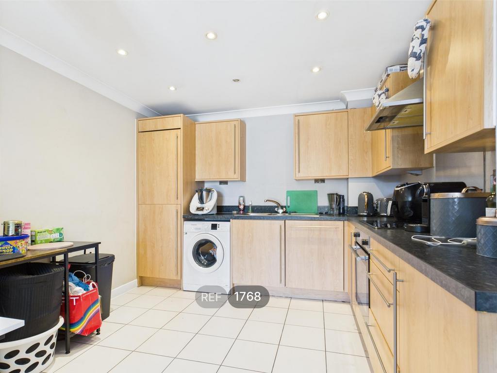 Quayside Drive, Colchester, CO2 8GQ 1 bed flat - £900 pcm (£208 pw)