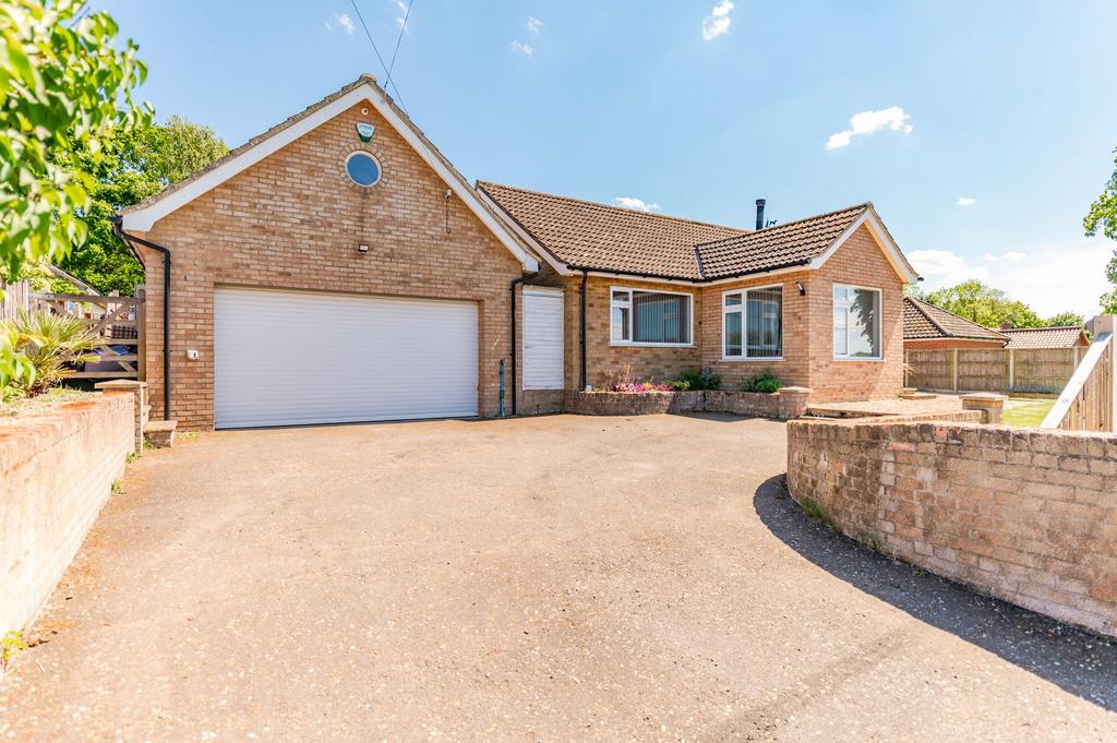 Aslacton Road, Norwich NR16 4 bed detached bungalow - £500,000