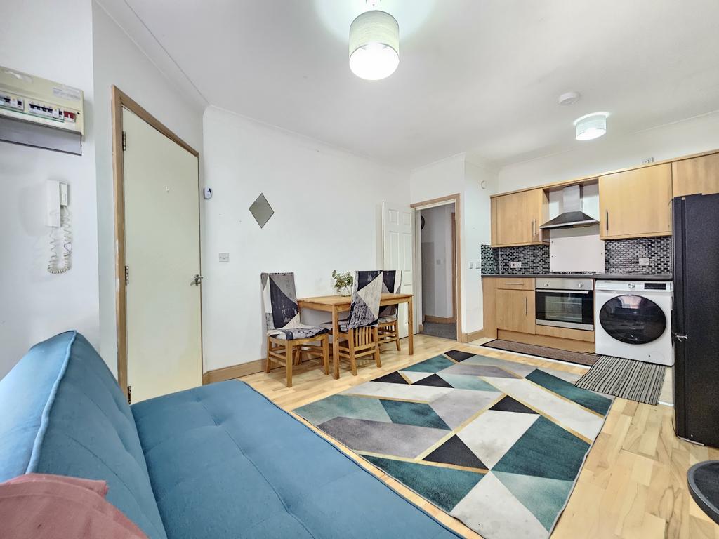 Windsor Street, Luton LU1 2 bed flat - £1,050 pcm (£242 pw)