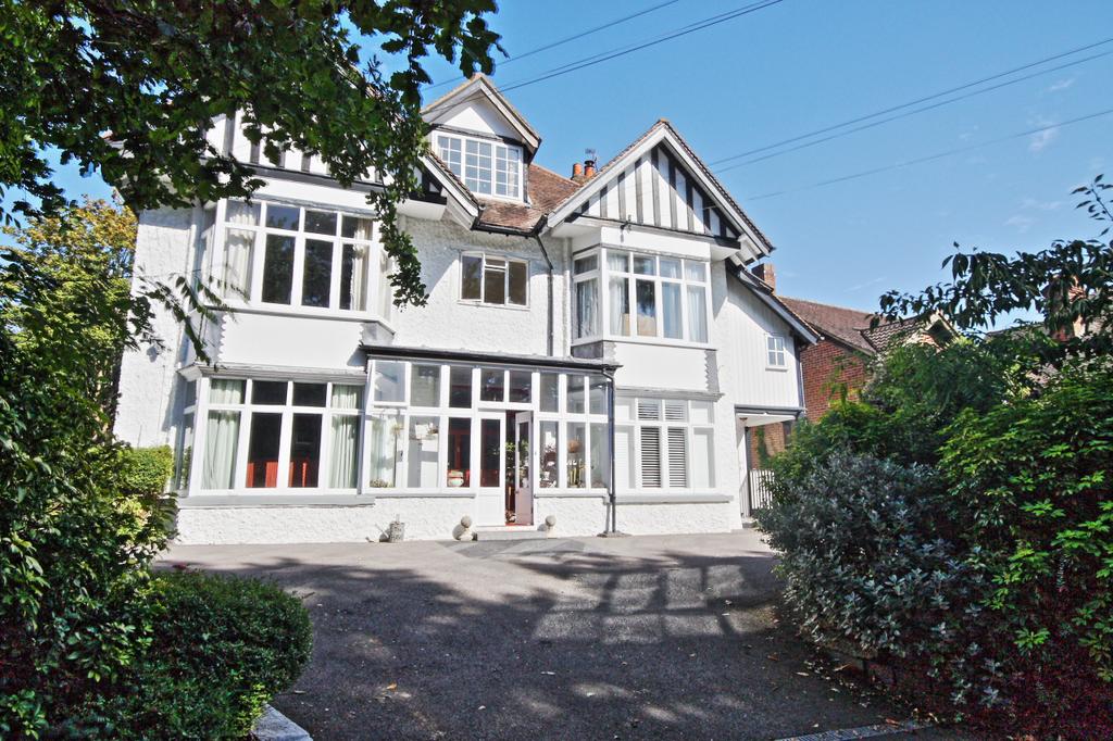 Woking GU22 2 bed flat to rent - £1,500 pcm (£346 pw)