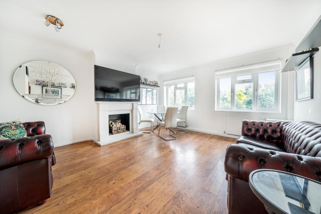 Virginia Water, Surrey, GU25 2 bed flat for sale - £275,000