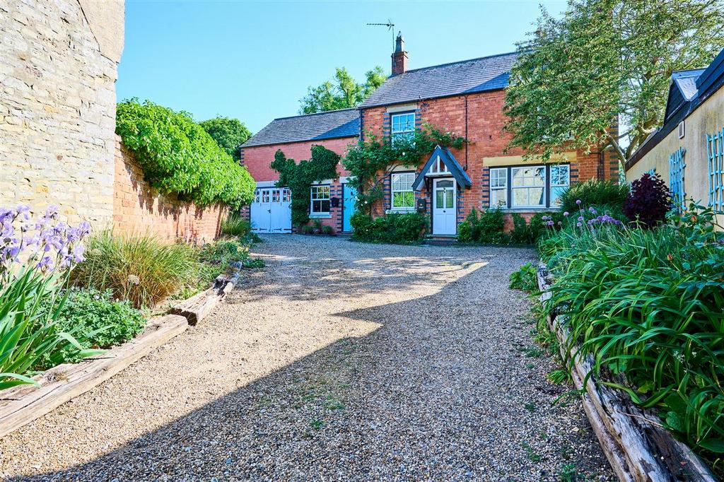 Towcester NN12 6 bed detached house for sale - £925,000