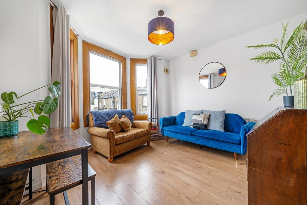 Coldharbour Lane, SW9 1 bed flat - £375,000