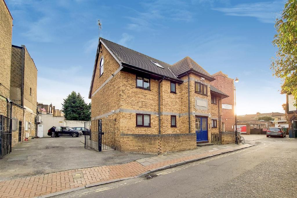 Peckham Rye, Peckham, London, SE15 3 bed flat - £525,000