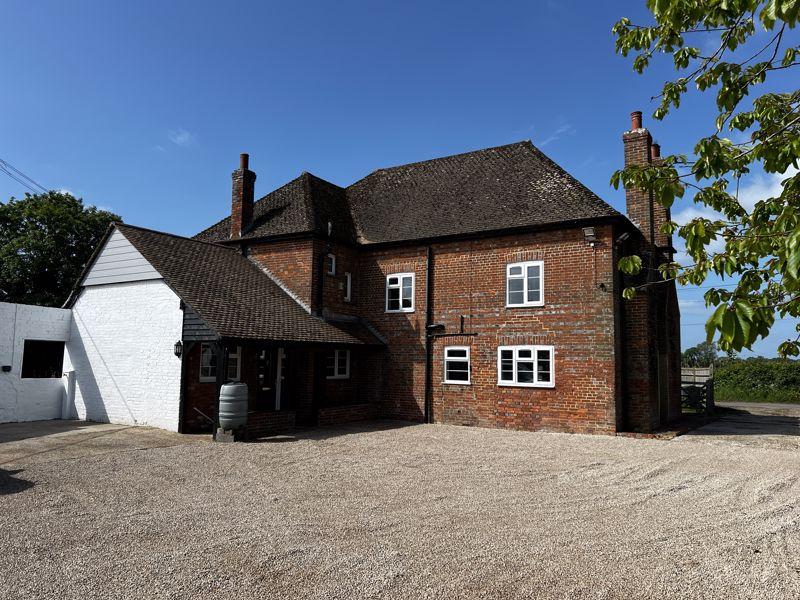 Bridge Farmhouse, Warehorne 5 bed detached house - £2,500 pcm (£577 pw)
