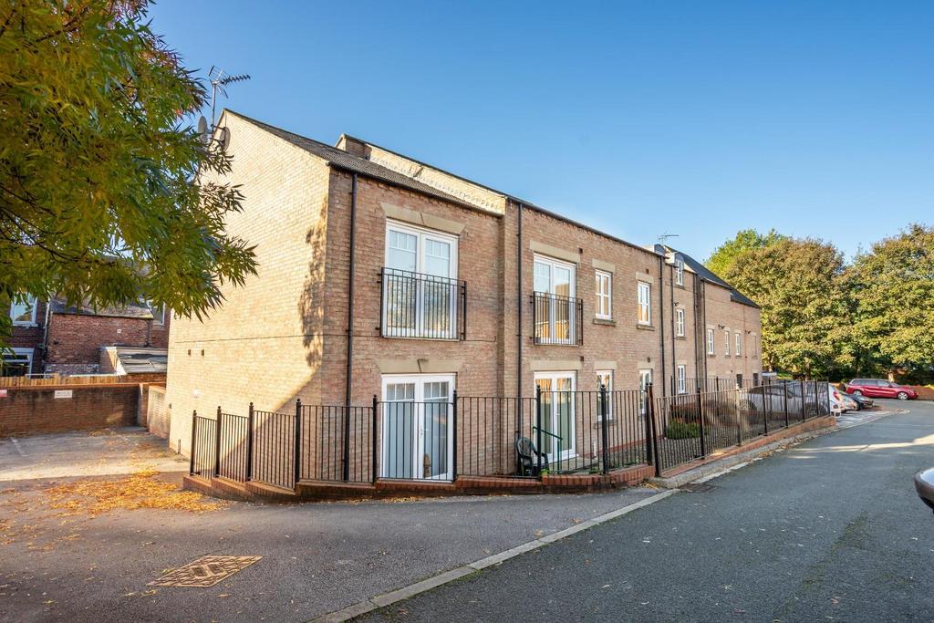 Stephenson Court, Leeman Road, York... 2 bed flat - £1,100 pcm (£254 pw)