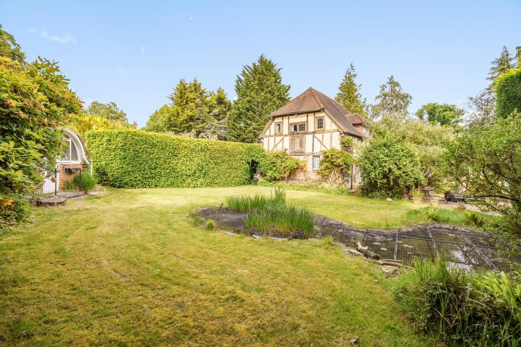 Windlesham, Surrey, GU20 2 bed detached house for sale - £1,650,000
