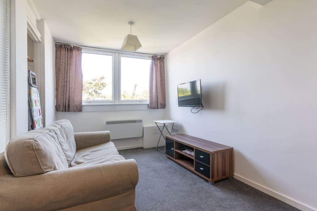 23P – Craigmount Court, Edinburgh... 3 bed flat - £1,599 pcm (£369 pw)