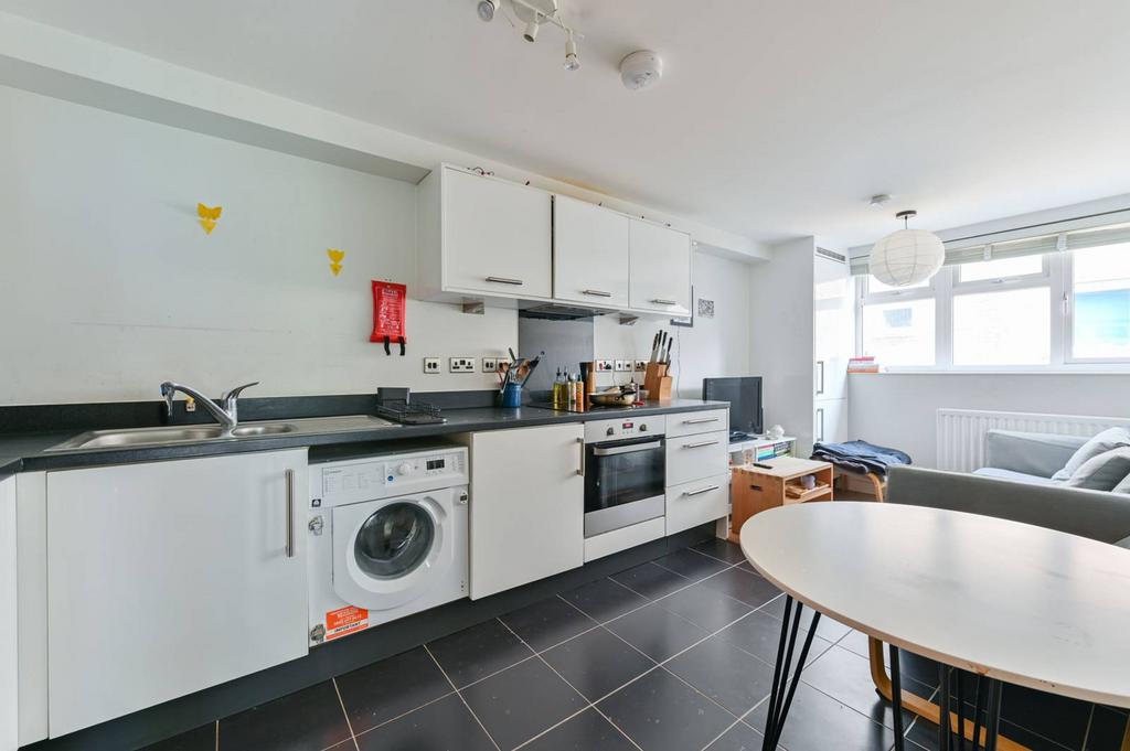 Limerick Close, Balham, London, SW12 3 bed flat to rent - £4,250 pcm (£ ...