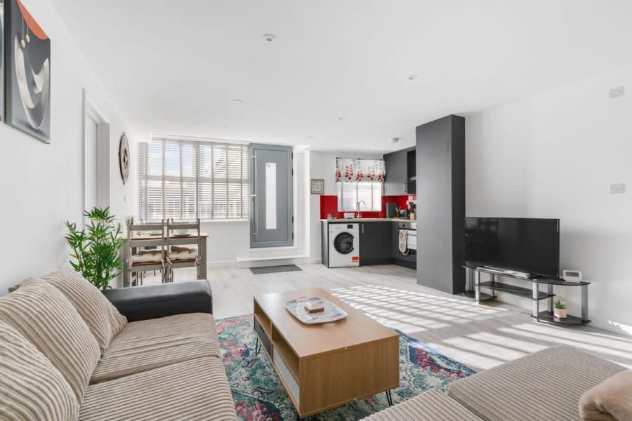 Station Approach, Woking GU22 1 bed apartment - £1,375 pcm (£317 pw)