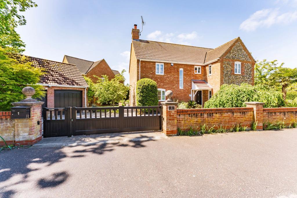 Priors Grove, Yaxham 4 bed detached house for sale - £500,000