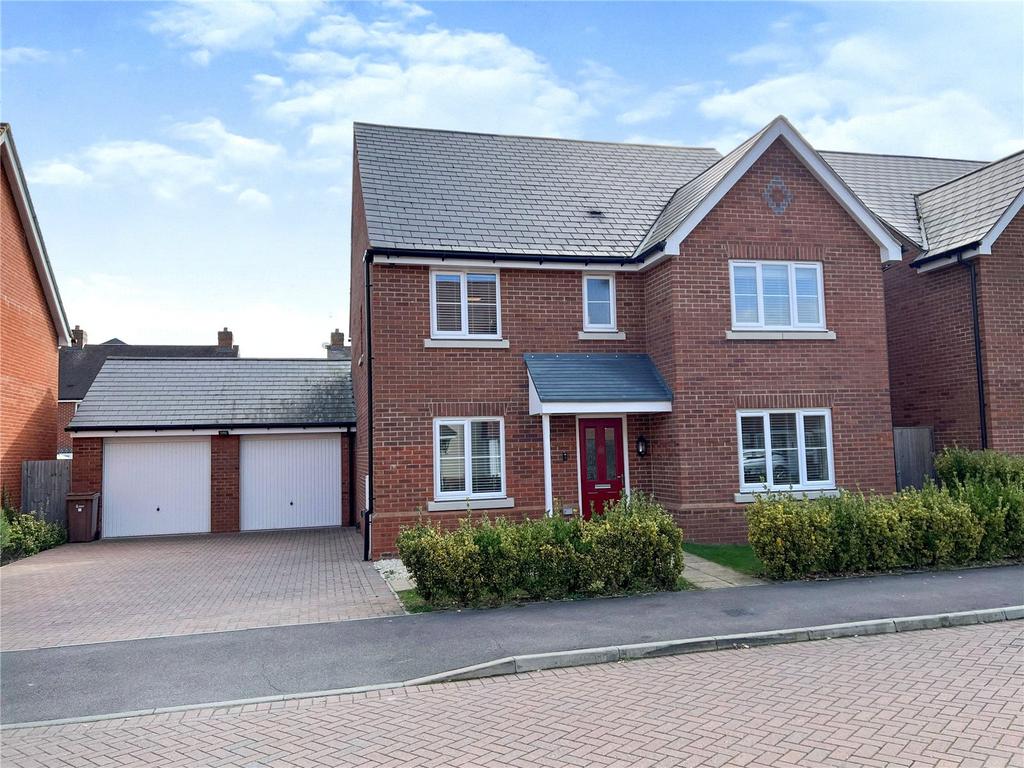 Fawn Drive, Three Mile Cross... 5 bed detached house - £2,750 pcm (£635 pw)