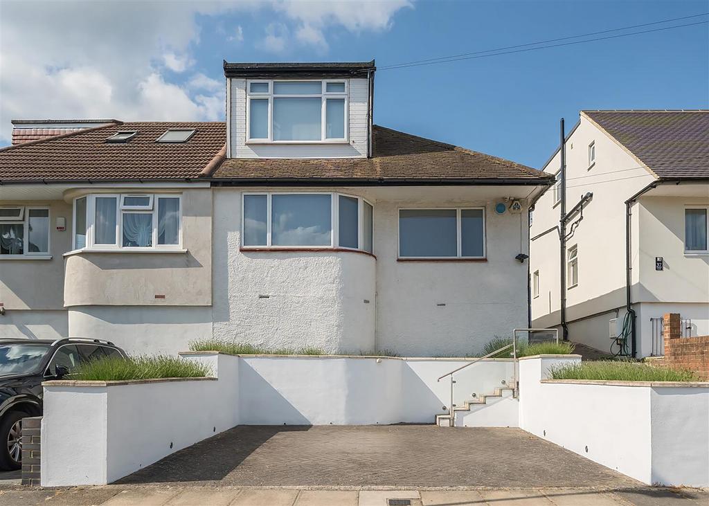 Grants Close, Mill Hill, NW7 3 bed bungalow - £699,950