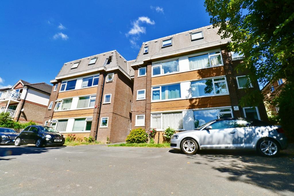 Herron Court, Bromley BR2 Studio - £1,175 pcm (£271 pw)