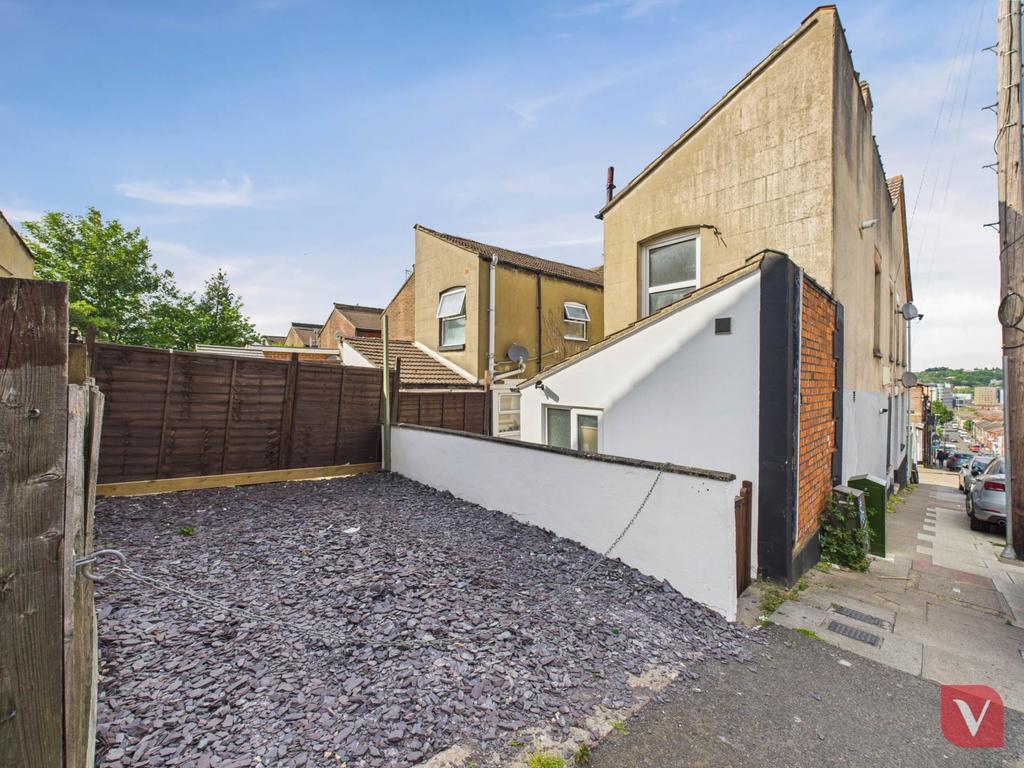 Tennyson Road, Luton LU1 1 bed maisonette - £160,000