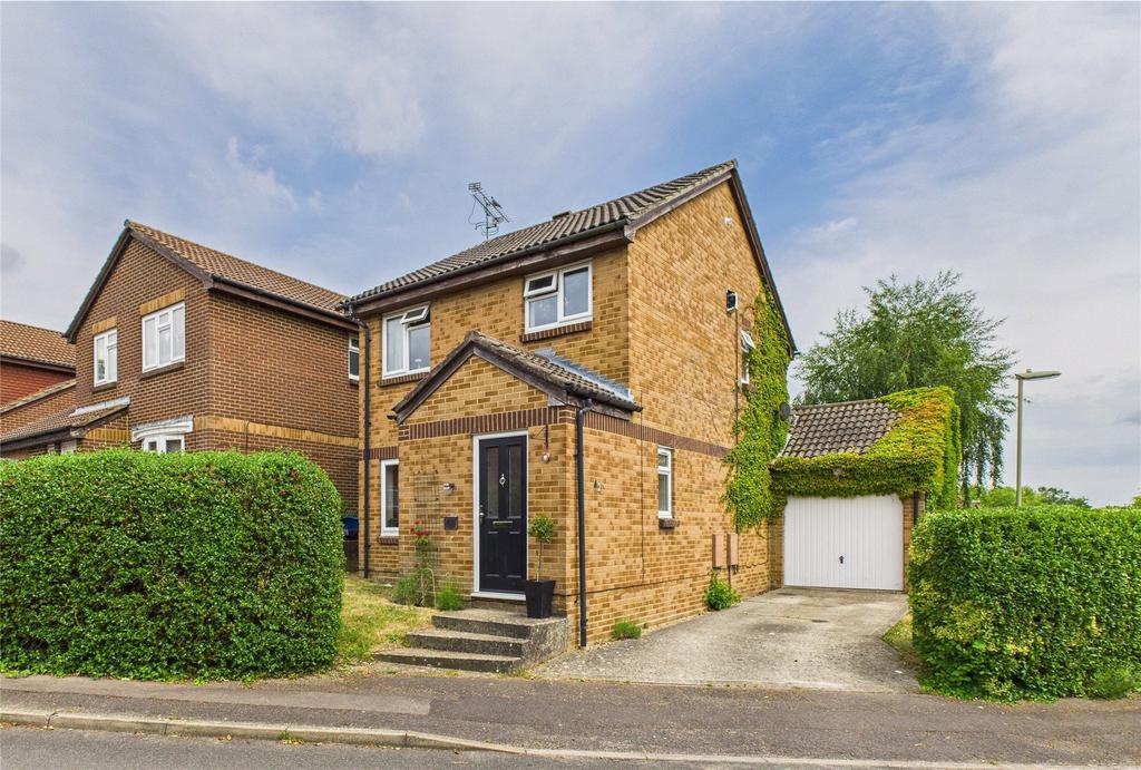 Larch Way, Farnborough, Hampshire, GU14 3 bed detached house for sale ...