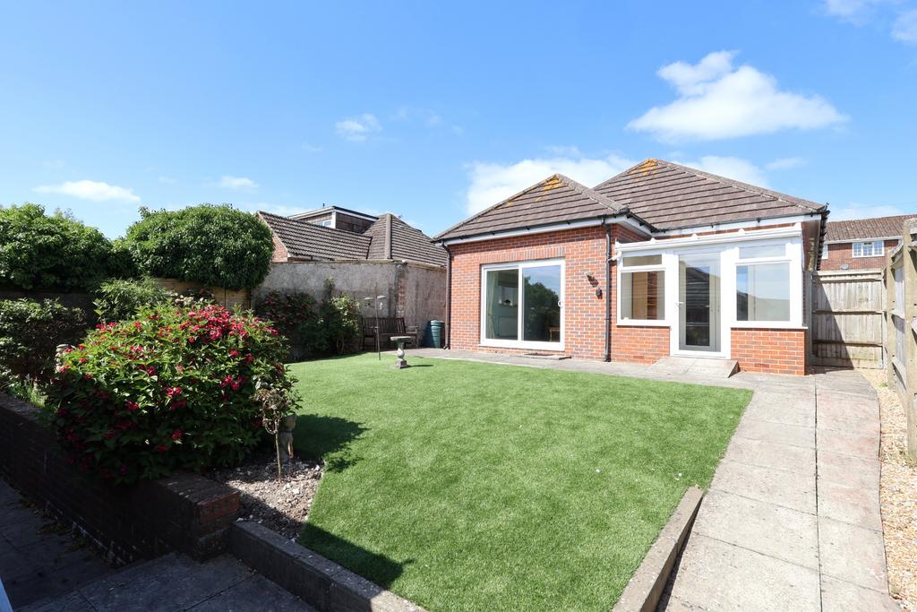 NEW ROAD, CLANFIELD 3 bed chalet - £474,950