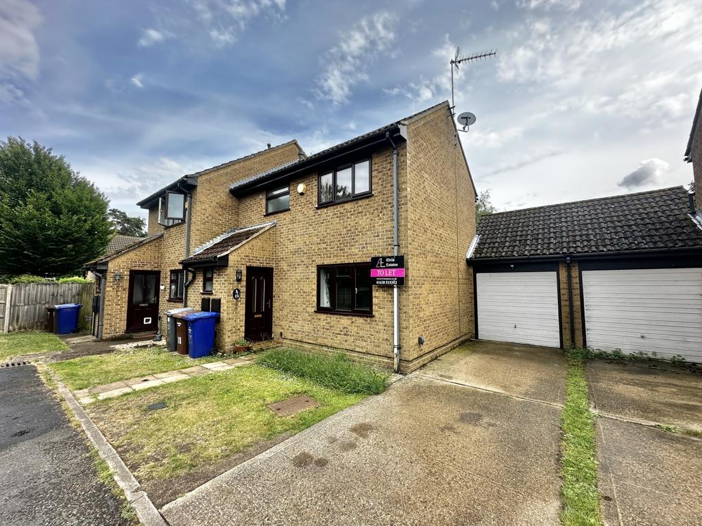 Lapwing Court, Mildenhall, Suffolk, IP28 2 bed semi-detached house to rent - £1,200 pcm (£277 pw)