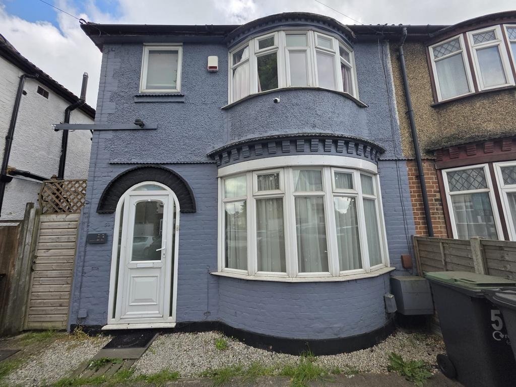 Stockingstone Road, Luton, Bedfordshire 3 bed semi-detached house - £ ...