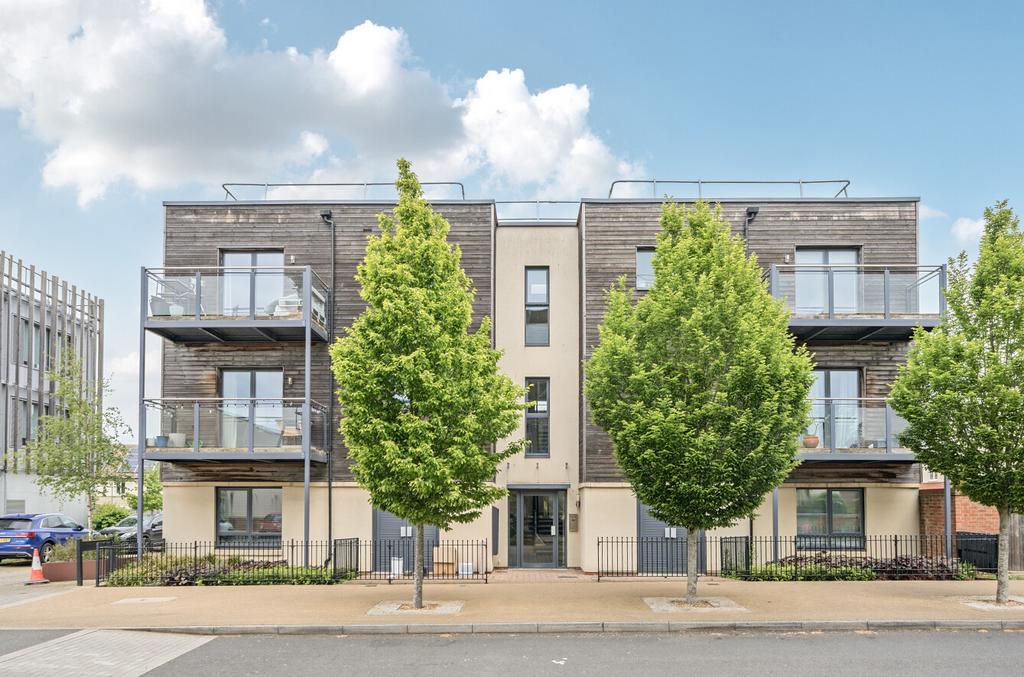 Charlotte Avenue, Bicester, OX27 2 bed flat for sale - £128,250