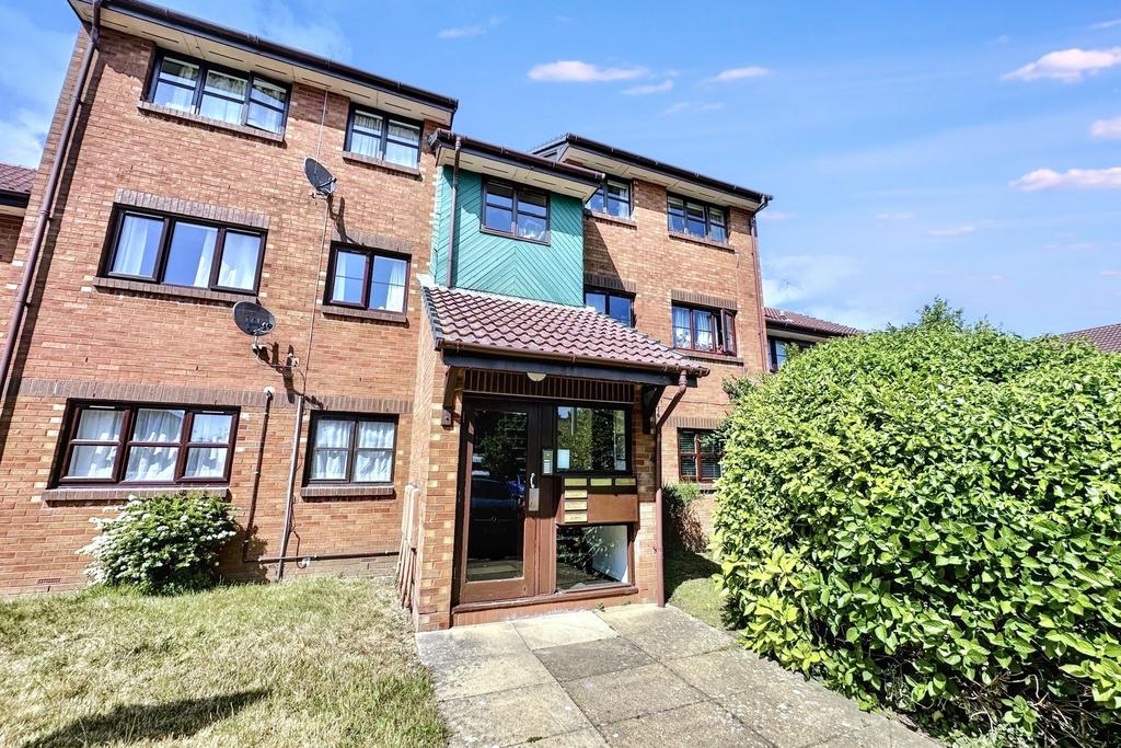 Poole 2 bed flat for sale - £250,000