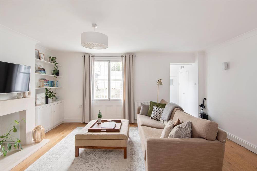 London SW10 1 bed flat - £2,578 pcm (£595 pw)