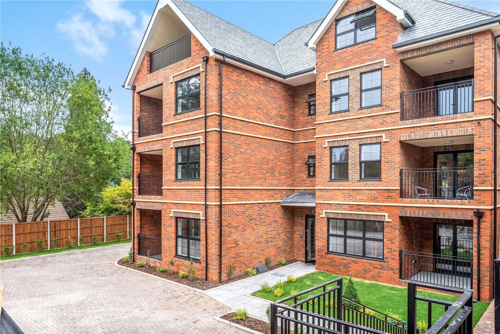 Church Road, KENLEY, Surrey, CR8 2 bed apartment for sale - £425,000