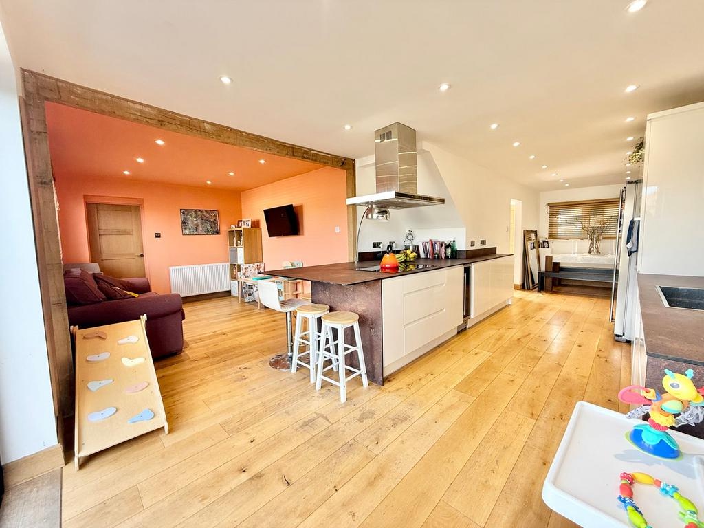 Elm Drive, Abergavenny NP7 3 bed semi-detached house - £359,950