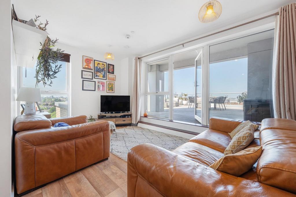 Loughborough Park, SW9 2 bed flat - £635,000