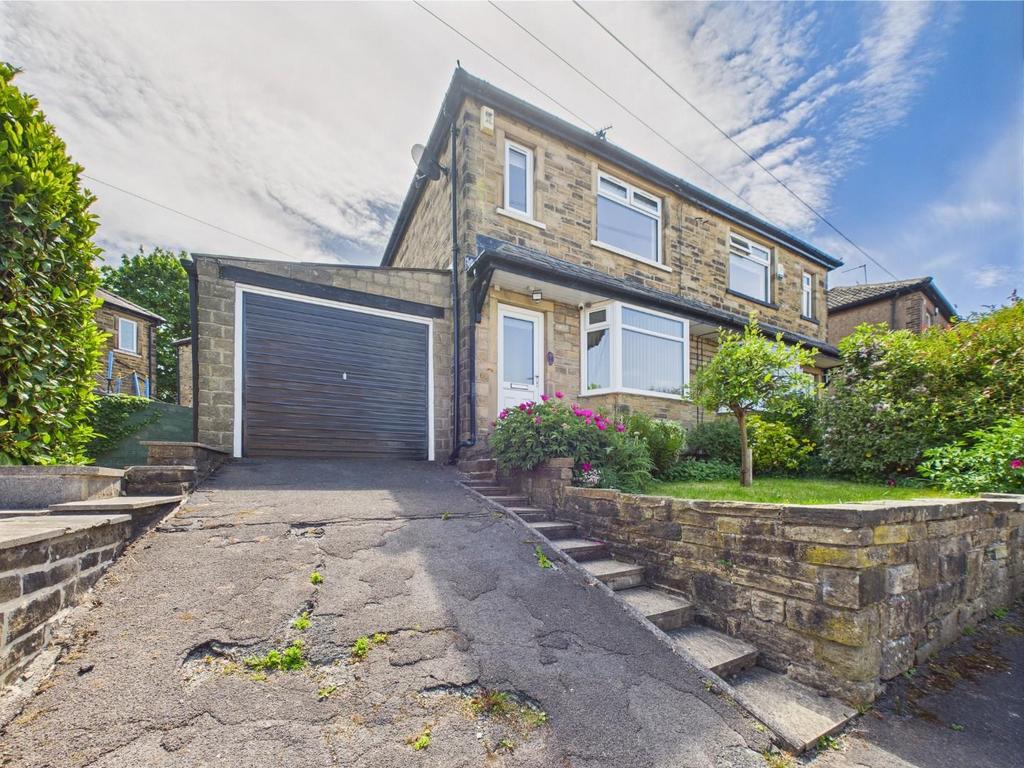 Low Ash Drive, Shipley 3 bed house to rent - £1,000 pcm (£231 pw)
