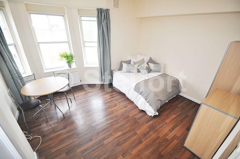 Elthorne Court, Elthorne Road... 2 bed flat for sale - £495,000