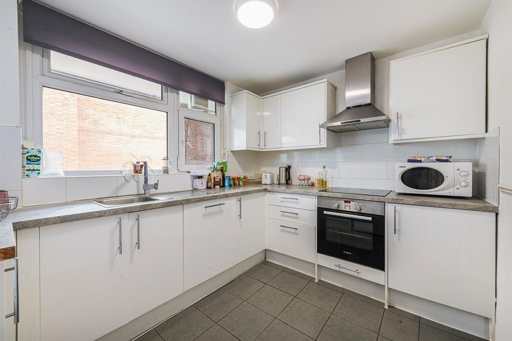 Heron House, SW11 3 bed maisonette for sale - £525,000