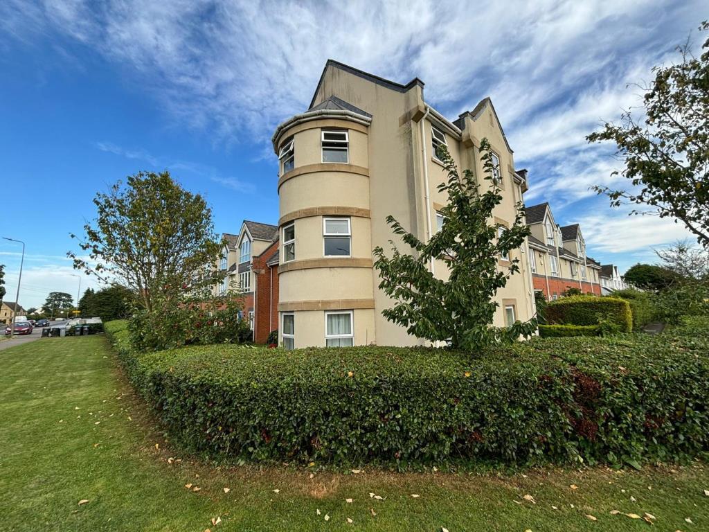 Witney, Oxfordshire, OX28 2 bed flat for sale - £235,000