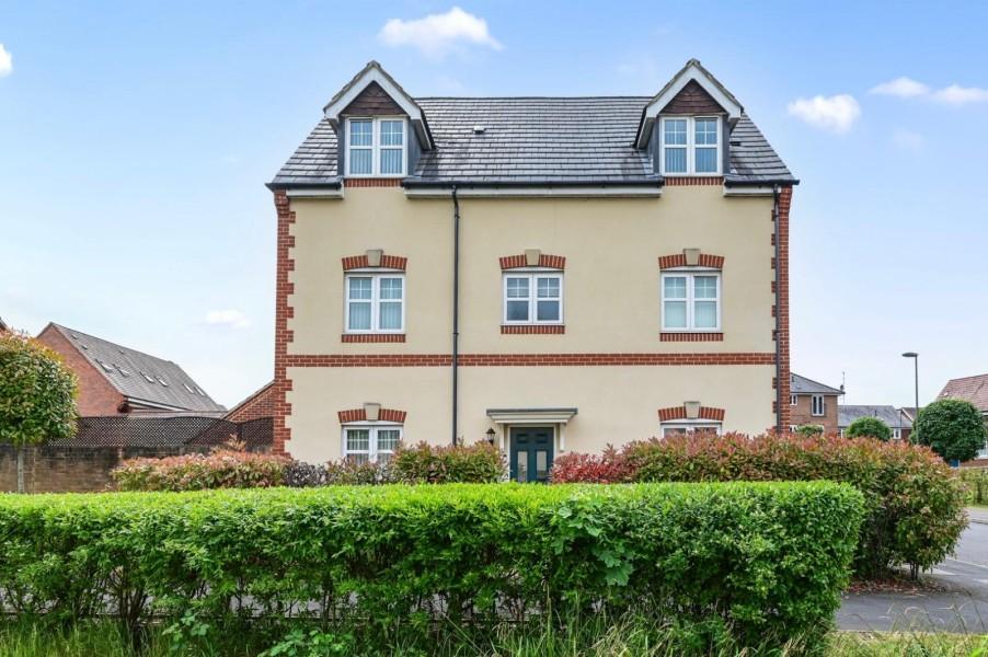 Bagshot 6 bed detached house to rent - £3,100 pcm (£715 pw)