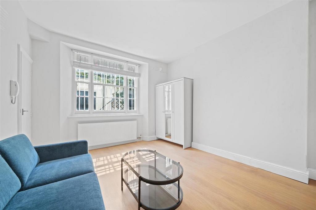 St. Georges Drive, London, SW1V Studio - £1,690 pcm (£390 pw)