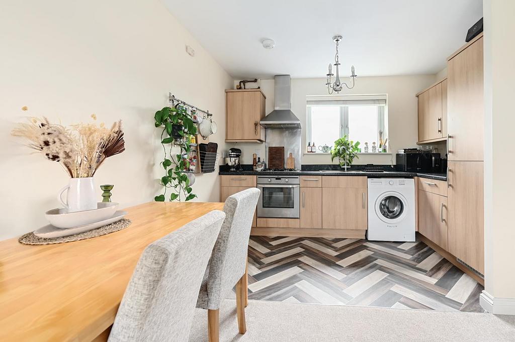 Sinclair Drive, Basingstoke RG21 2 bed flat - £190,000